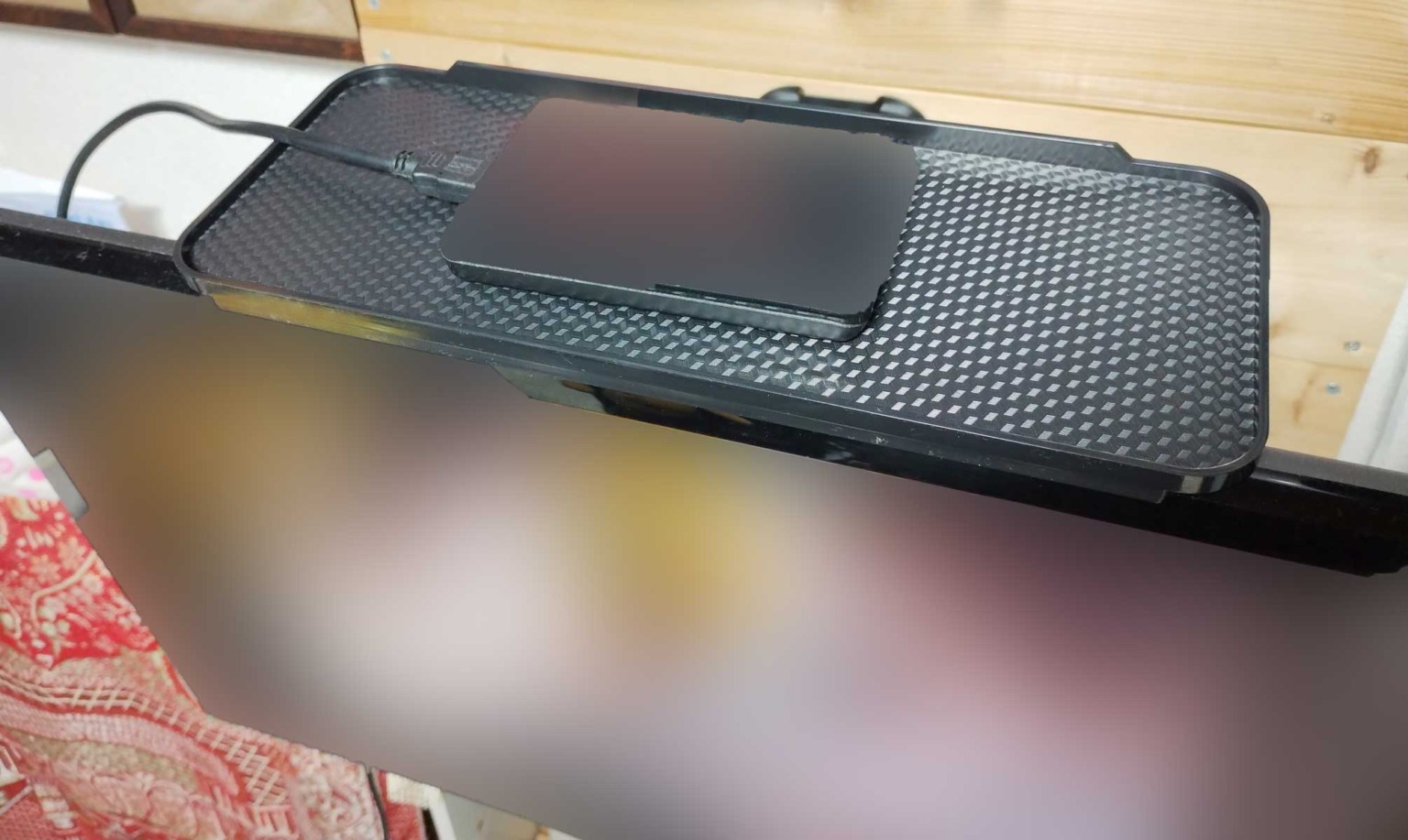 ダイソーパソコンモニターラックで液晶テレビの上に小物を置く・録画用HDDを置いてみた | いろいろやってみる！